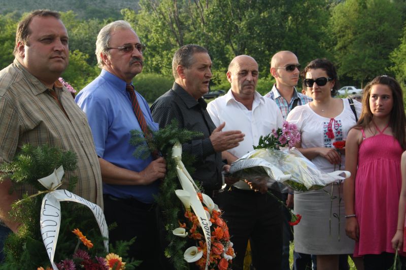 ПП ГЕРБ Сливен Кандидати от ГЕРБ Сливен почетоха паметта на Стоил войвода