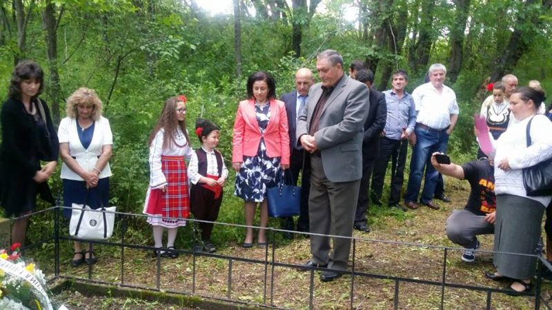 ПП ГЕРБ Сливен Десислава Танева почете паметта на Стоил войвода в твърдишкото село Близнец