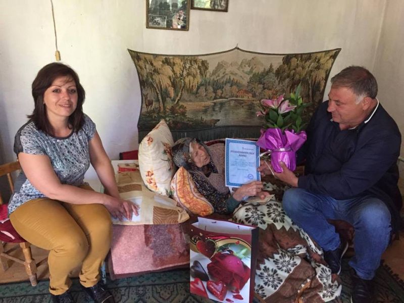 ПП ГЕРБ Сливен ГЕРБ Твърдица поздрави 103 годишна рожденичка от село Сборище