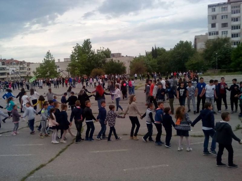 Основно училище Елисавета Багряна Българска народна музика огласи