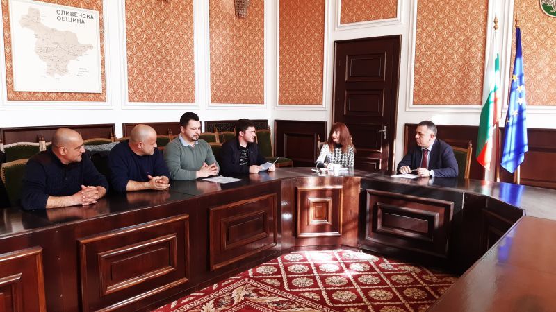 Агенция Сливен ГРАЖДАНИ НА СЛИВЕН СЕ СРЕЩНАХА С КМЕТА СТЕФАН РАДЕВ В ПРИЕМНИЯ МУ ДЕН