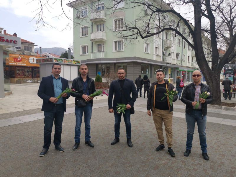 ПП ГЕРБ Сливен Общински съветници и младежи от ГЕРБ Сливен поднесоха цветя на дамите за 8 март