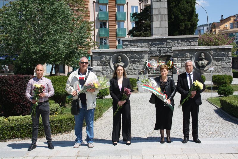 ПП ГЕРБ Сливен ГЕРБ Сливен почете паметта и делото на Хаджи Димитър