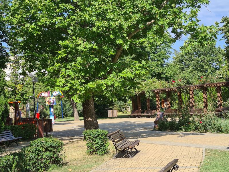 Общинска организация на инвалидите Сливен Слънчево със следобедни валежи и гърмежи на много