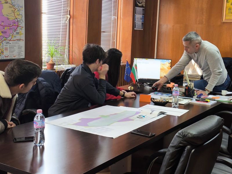 Агенция Сливен МЛАДЕЖКИЯТ ОБЩИНСКИ СЪВЕТ СЛИВЕН ИЗНЕНАДА ОБЩИНА СЛИВЕН С КАРТИЧКИ ЗА 14 ФЕВРУАРИ